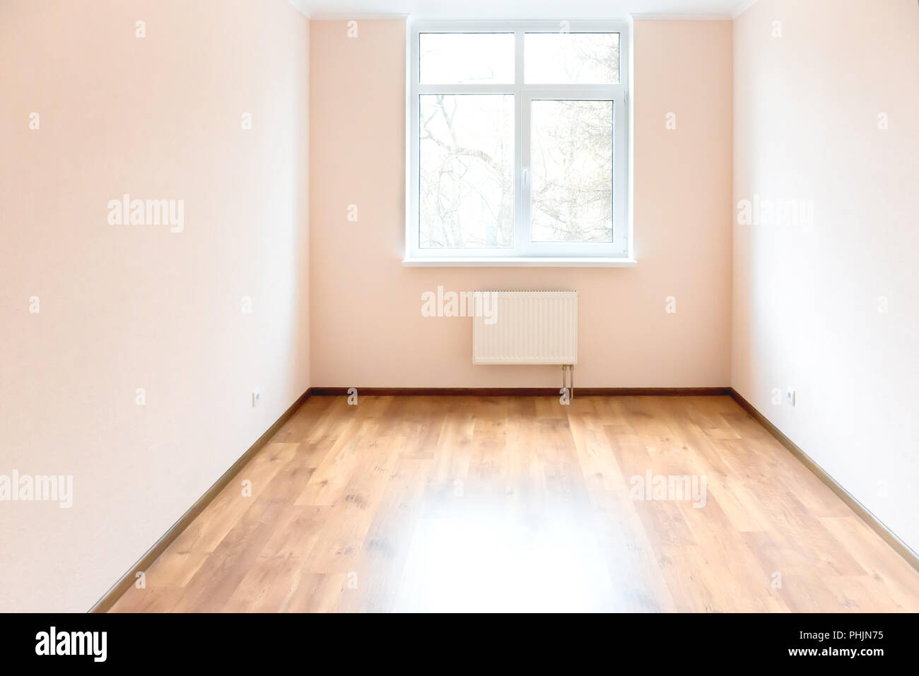Empty room dark window hi-res stock photography and images - Alamy