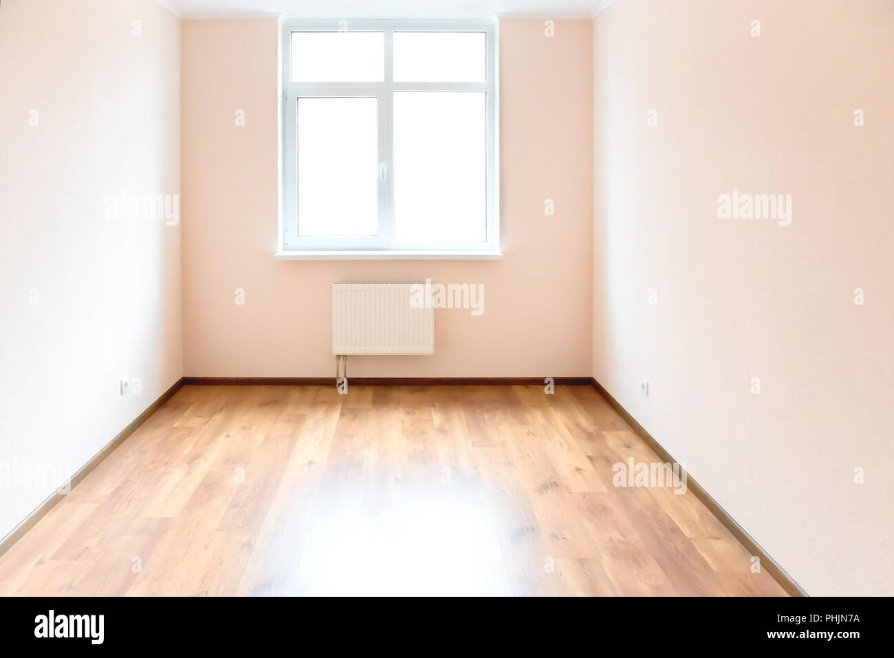 Empty room dark window hi-res stock photography and images - Alamy