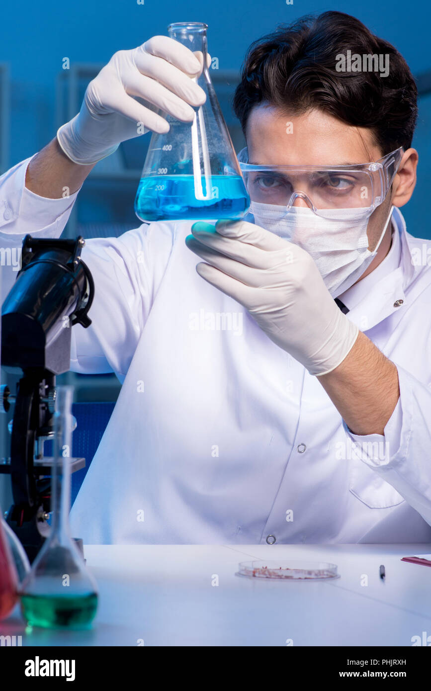 Chemistry assistant working in the chemical lab Stock Photo - Alamy