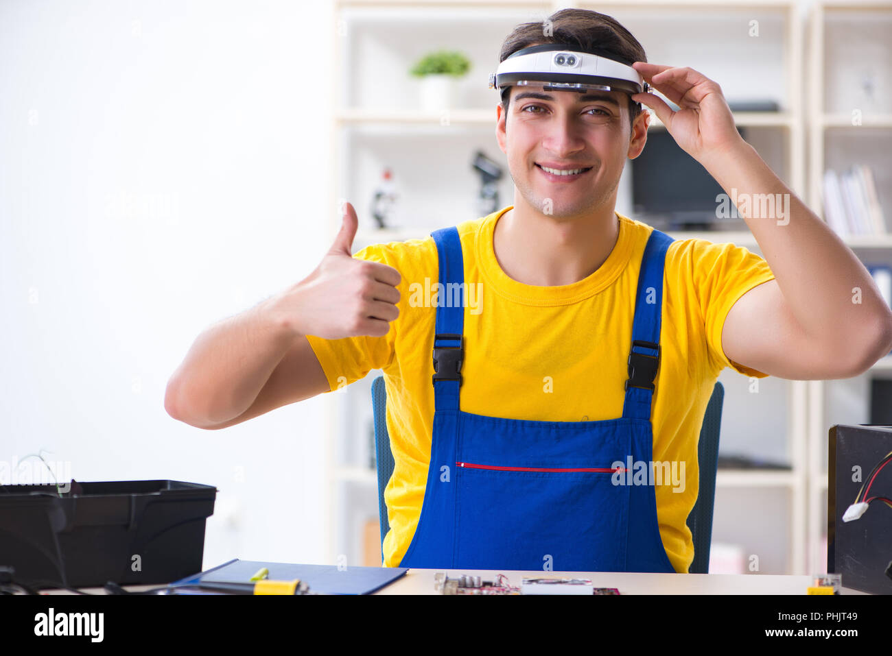 Computer repair technician repairing hardware Stock Photo - Alamy