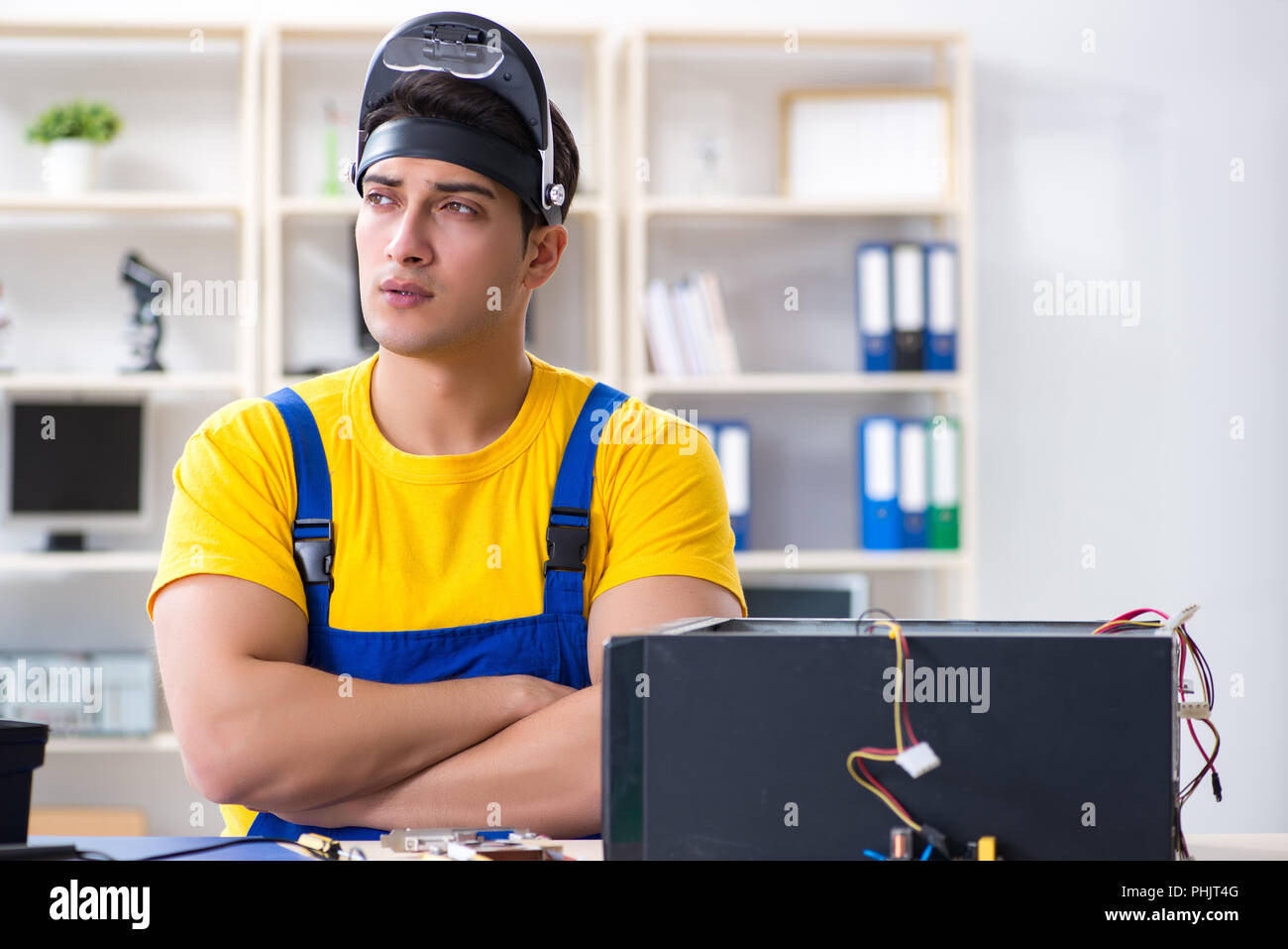 Computer repair technician repairing hardware Stock Photo - Alamy