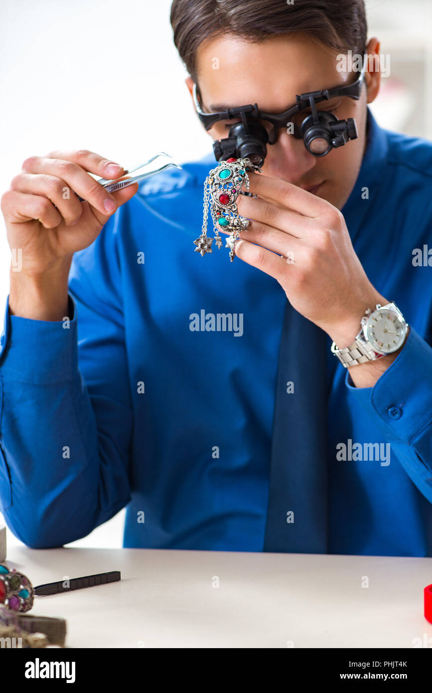 Jeweler working with luxury jewelry in the workshop Stock Photo - Alamy