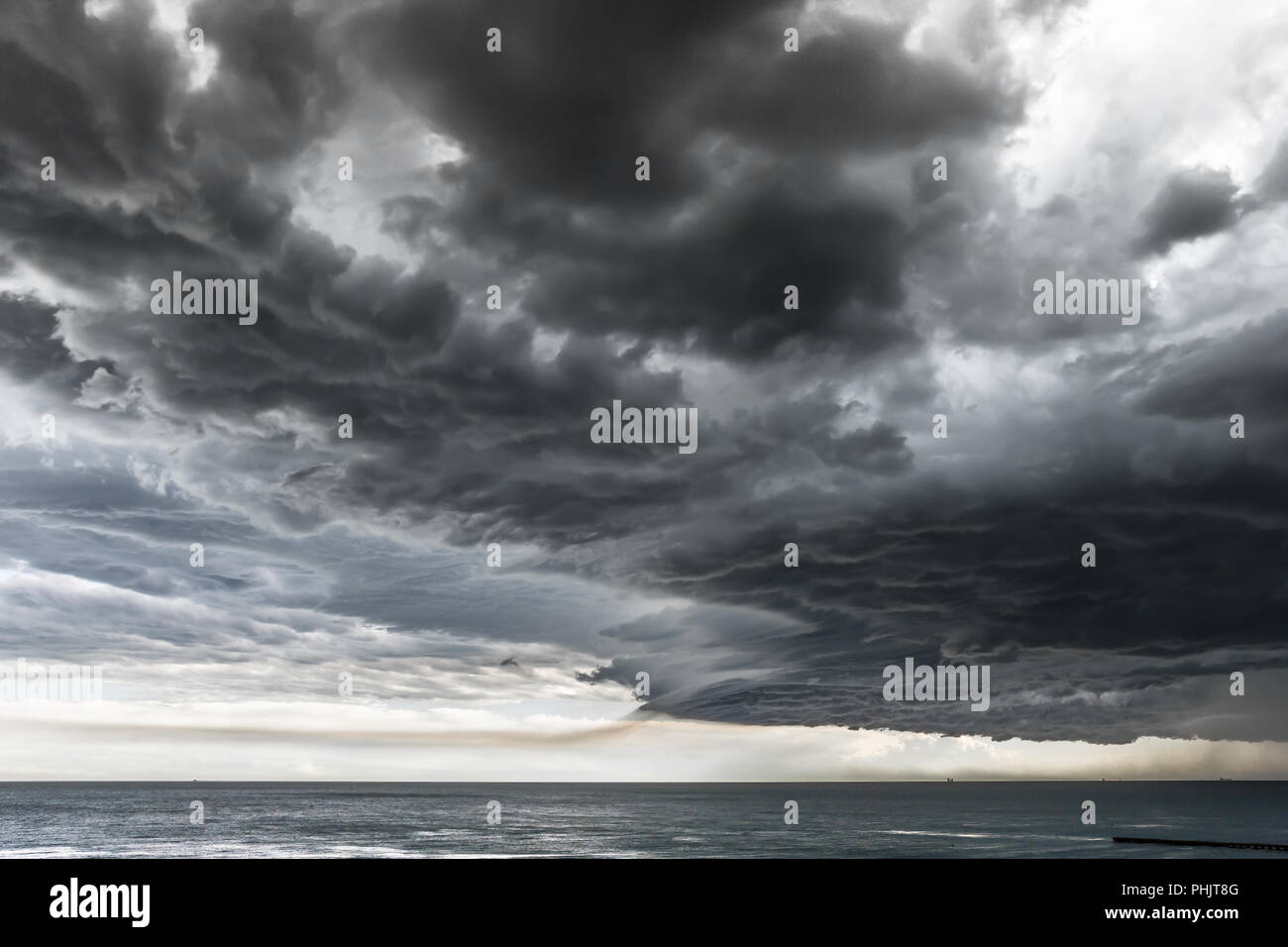 Dramatic seascape hi-res stock photography and images - Alamy