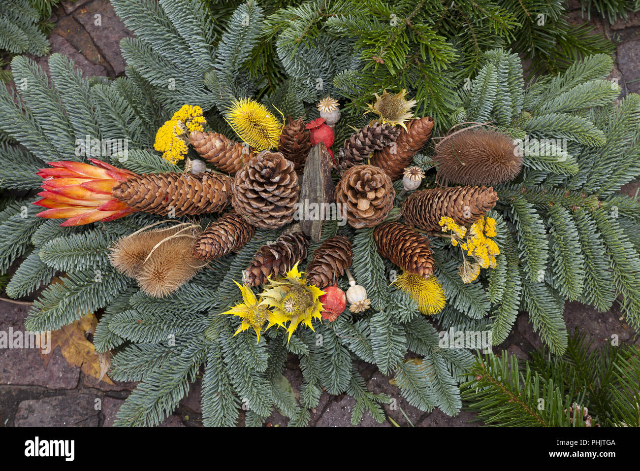 Tomb flower arrangement hi-res stock photography and images - Alamy