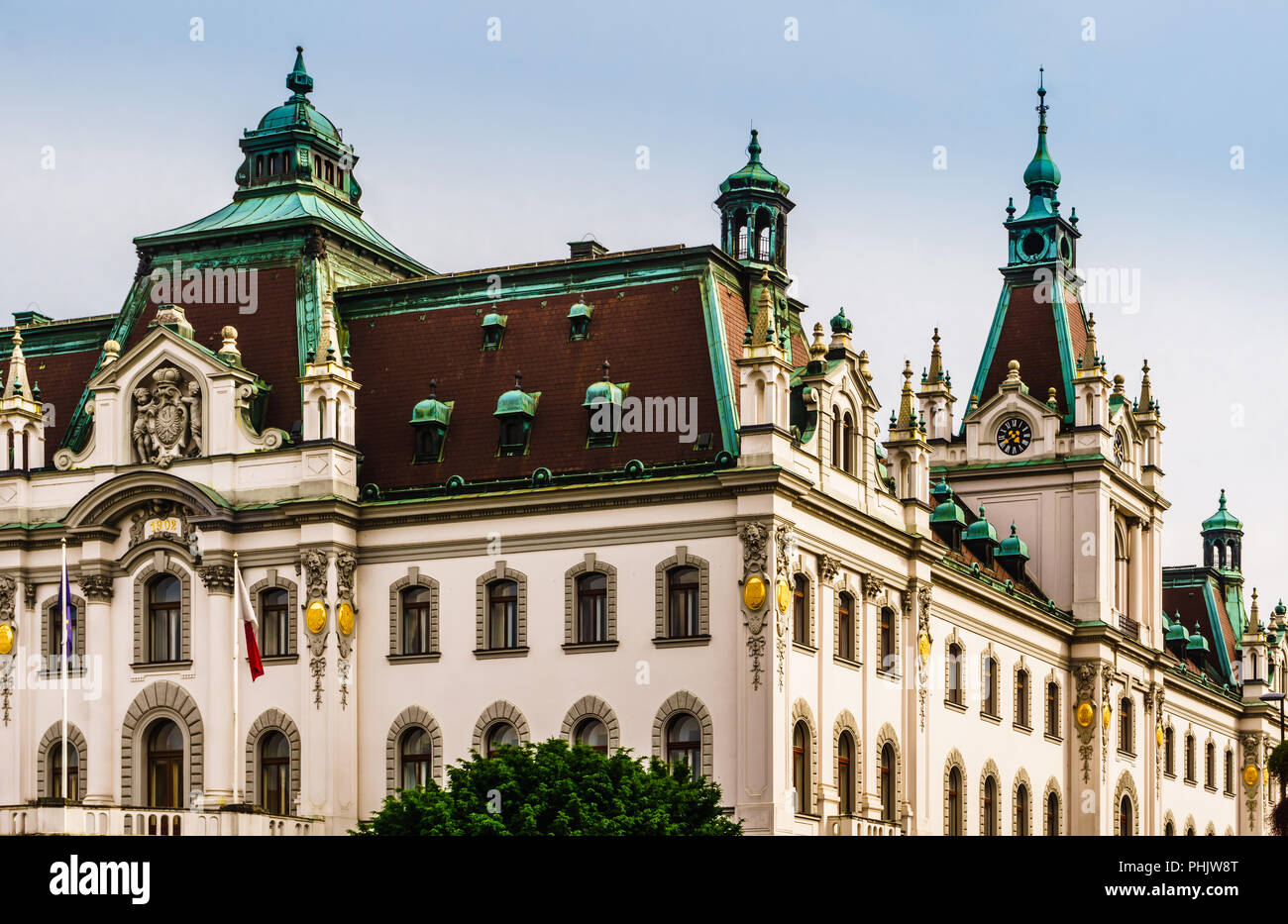 University building flag hi-res stock photography and images - Alamy