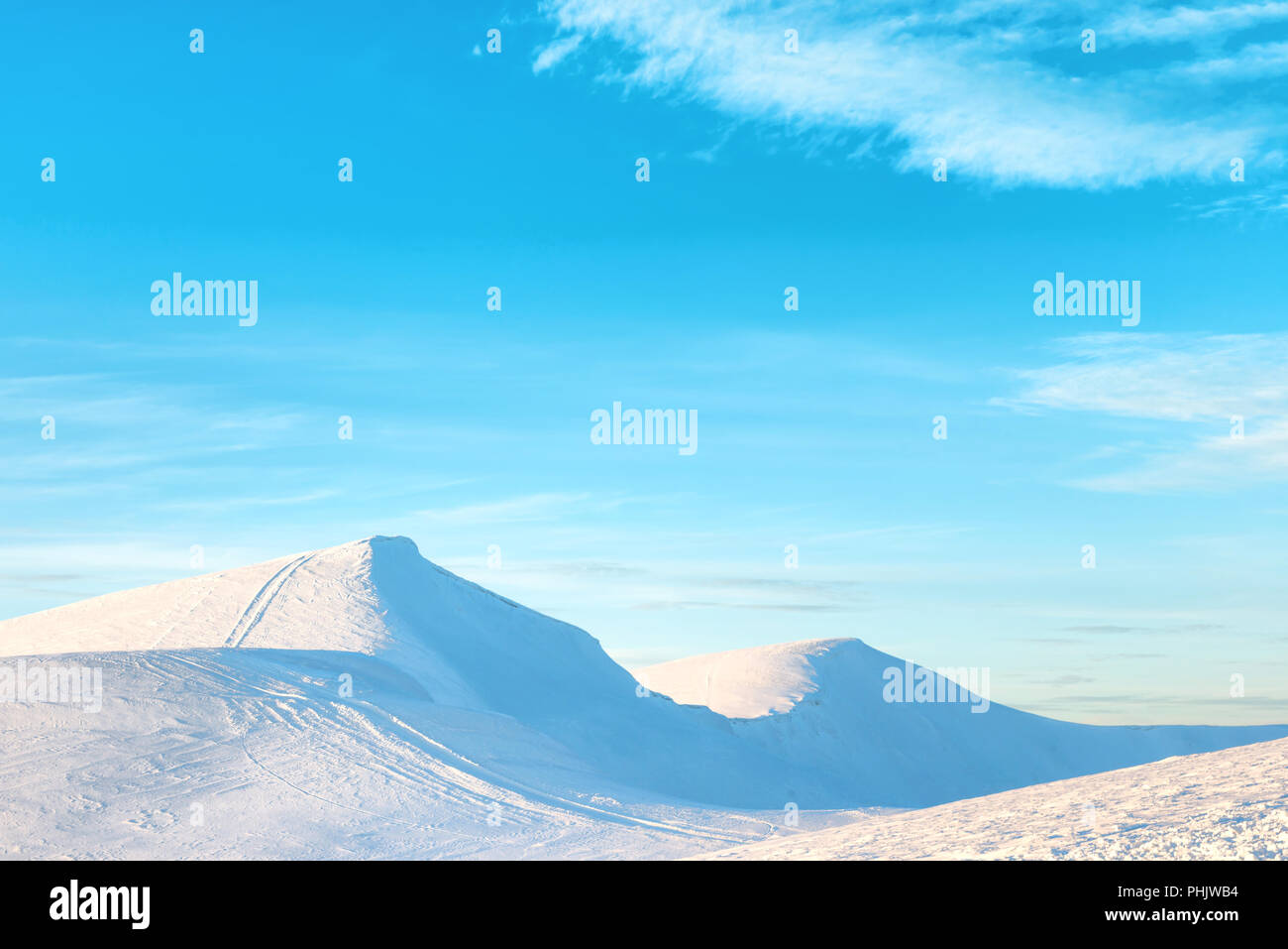 Hills of snow hi-res stock photography and images - Alamy