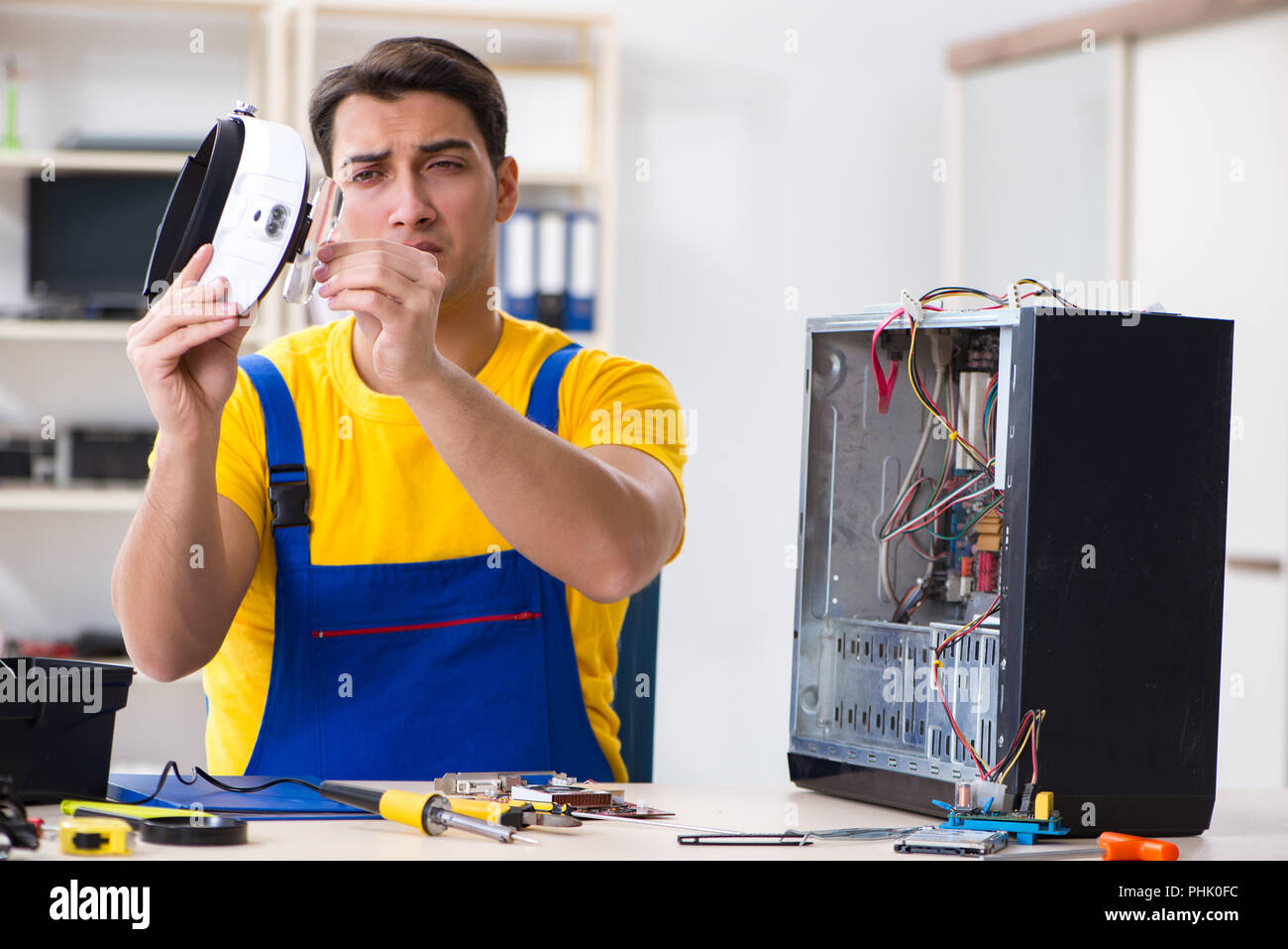 Computer repair technician repairing hardware Stock Photo - Alamy