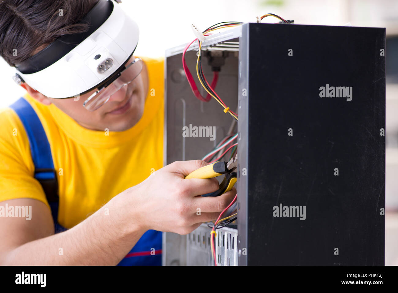 Computer repair technician repairing hardware Stock Photo - Alamy