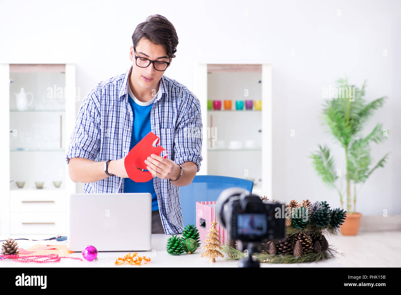 Video cutting paper hi-res stock photography and images - Alamy