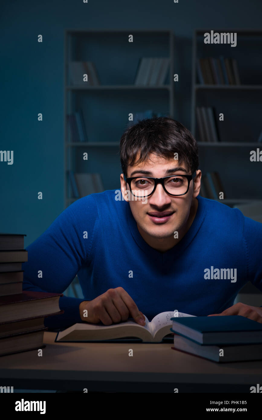 Student working library night hi-res stock photography and images - Alamy