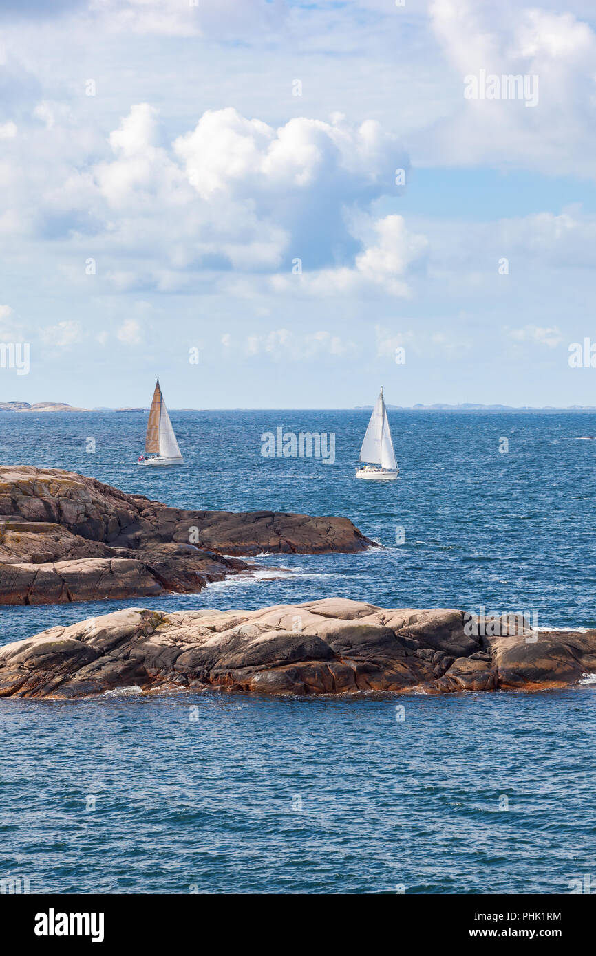 Boats on the seashore hi-res stock photography and images - Alamy