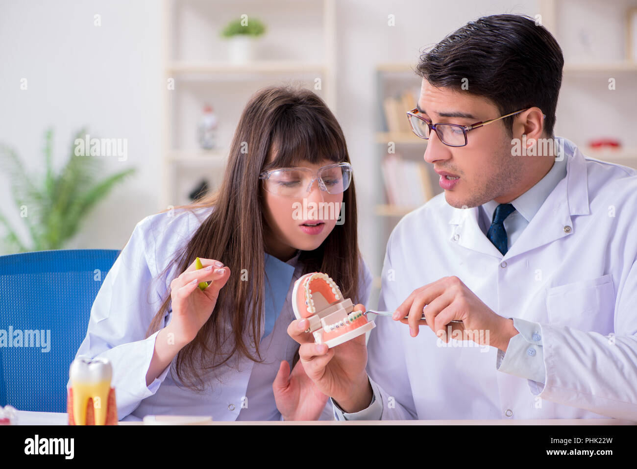 Dentist explaining student tooth structure Stock Photo - Alamy