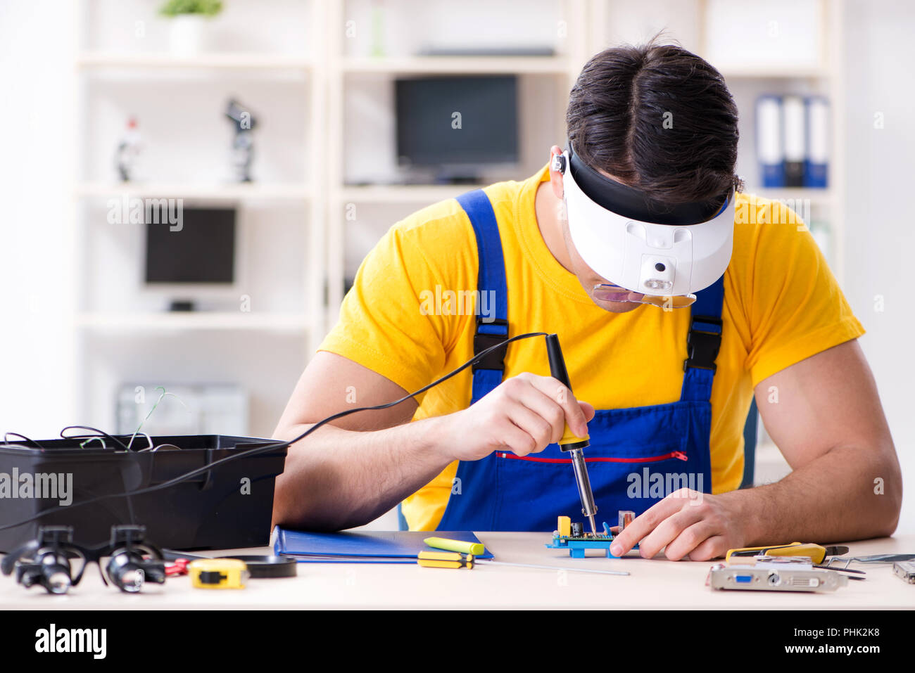 Computer repair technician repairing hardware Stock Photo - Alamy