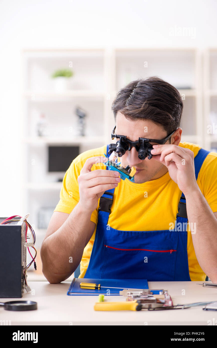 Computer repair technician repairing hardware Stock Photo - Alamy