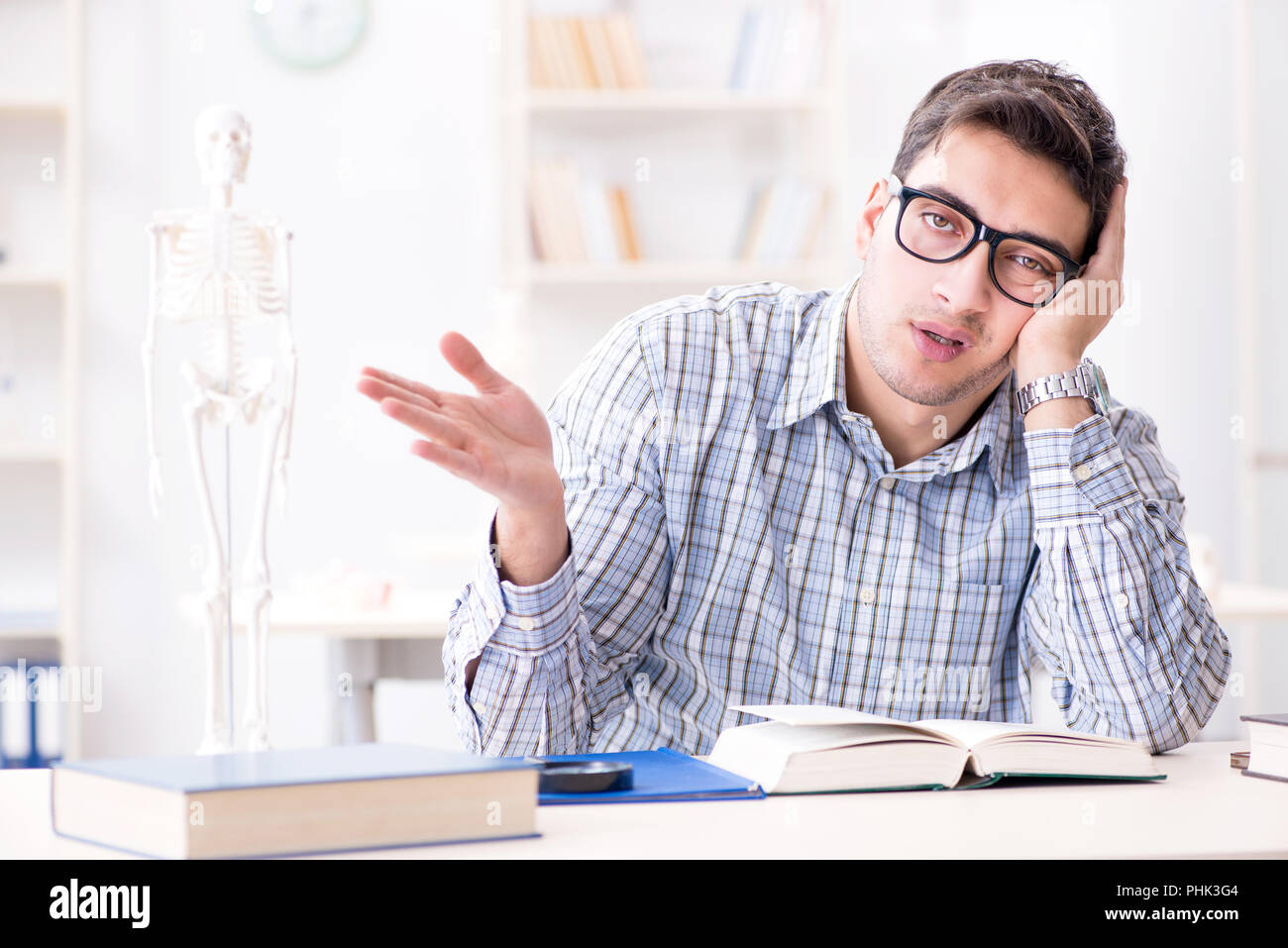 Medical student studing the skeleton Stock Photo - Alamy
