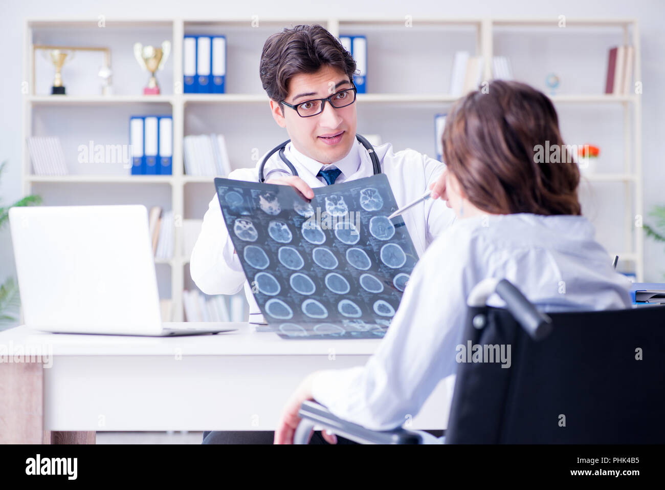 Doctor explaining to patient results of x-ray imaging Stock Photo - Alamy