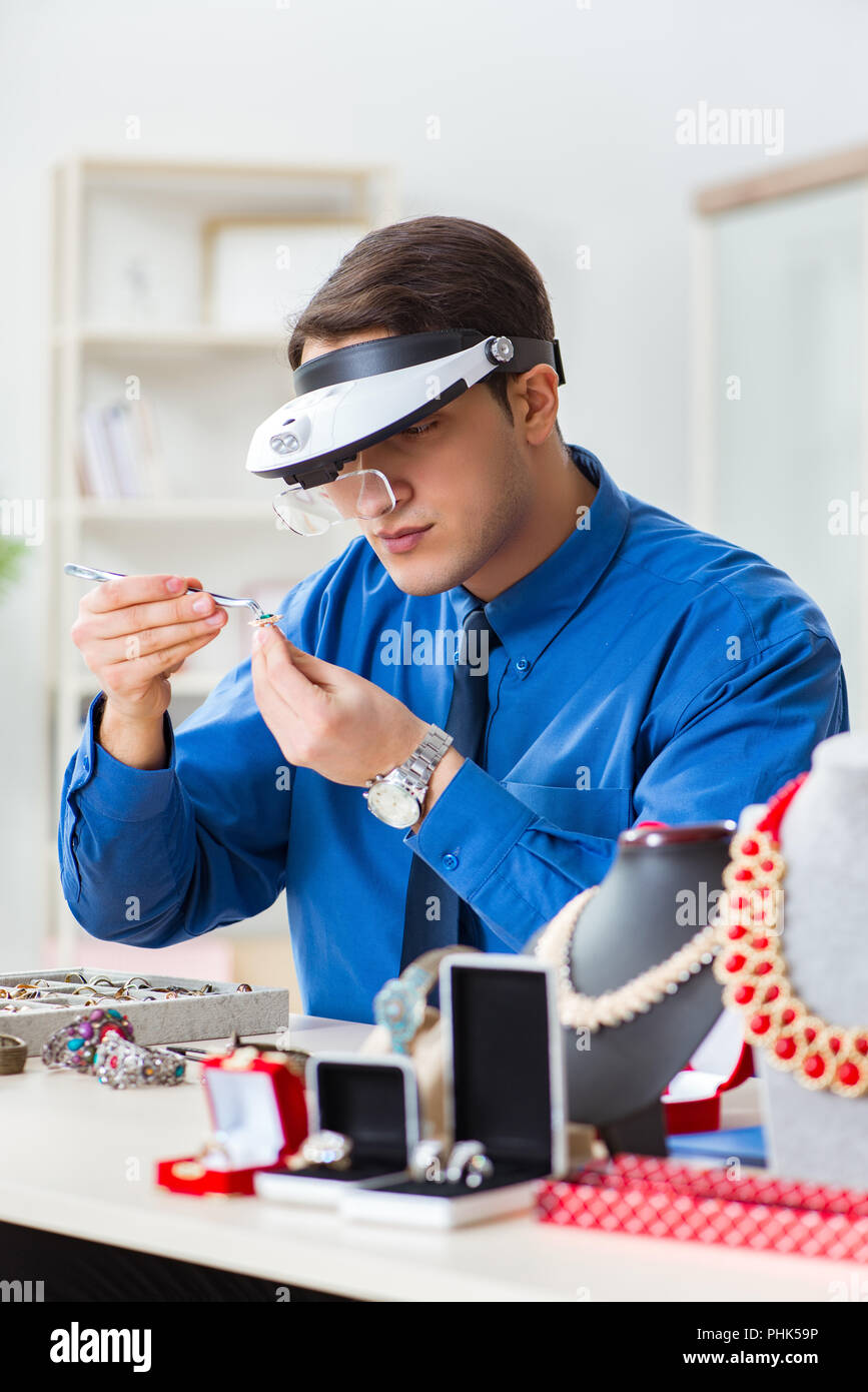 Jeweler working with luxury jewelry in the workshop Stock Photo - Alamy