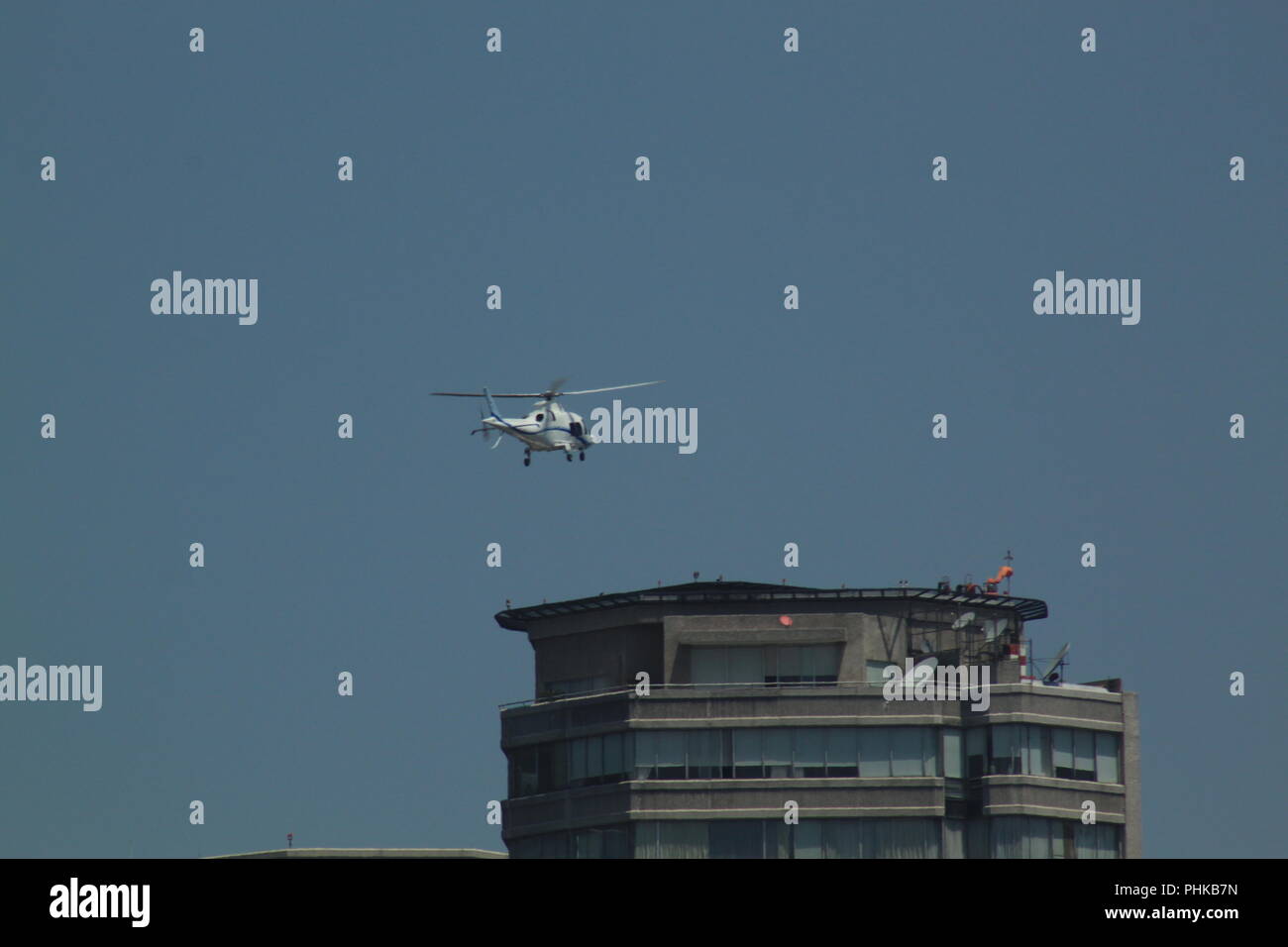 Helicopter vertical hi-res stock photography and images - Alamy