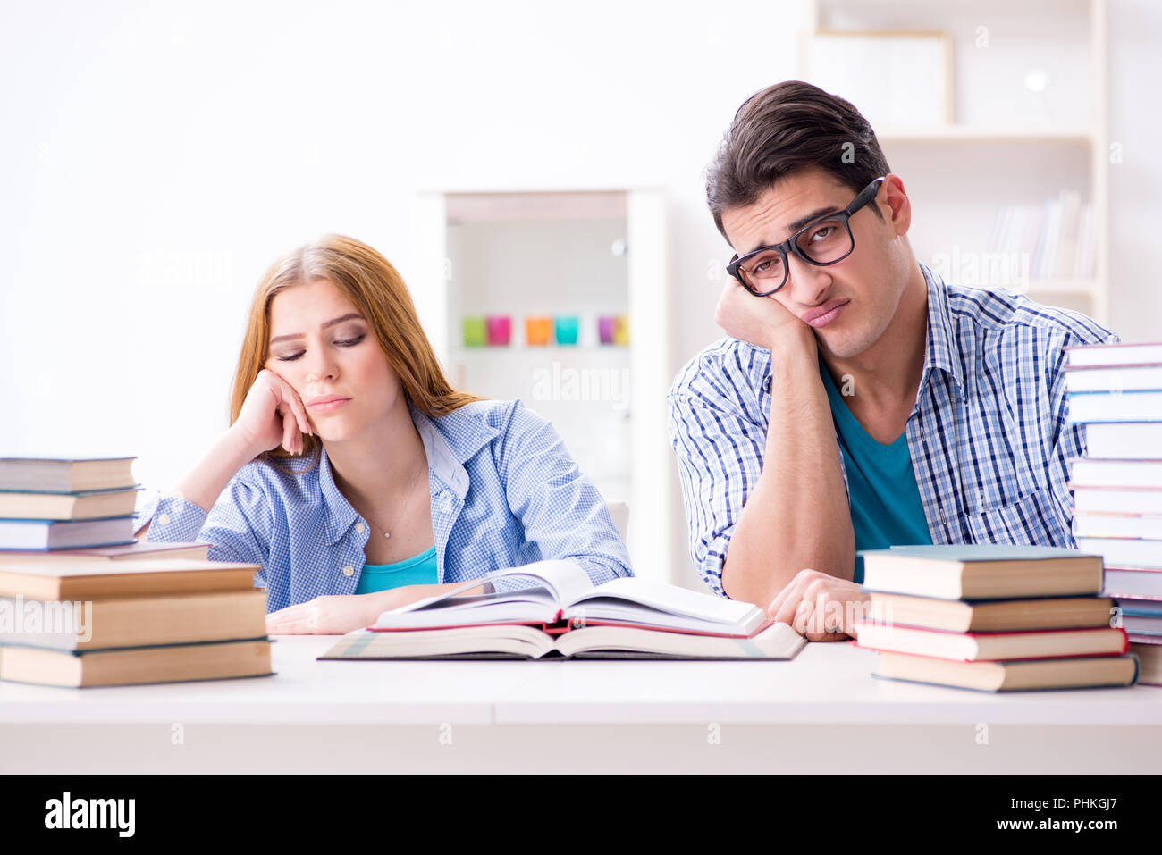Stressed students library hi-res stock photography and images - Alamy