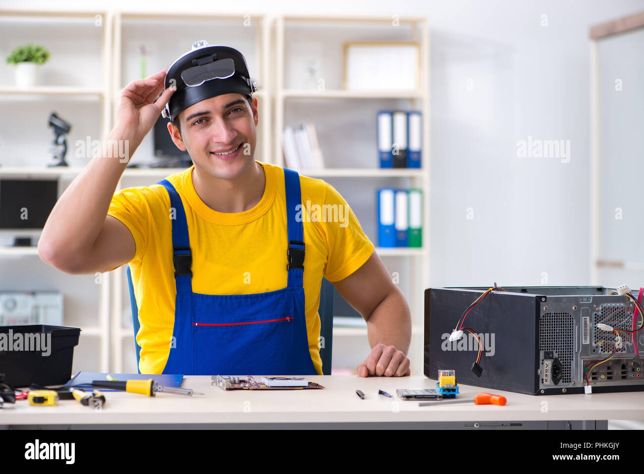 Computer repair technician repairing hardware Stock Photo - Alamy