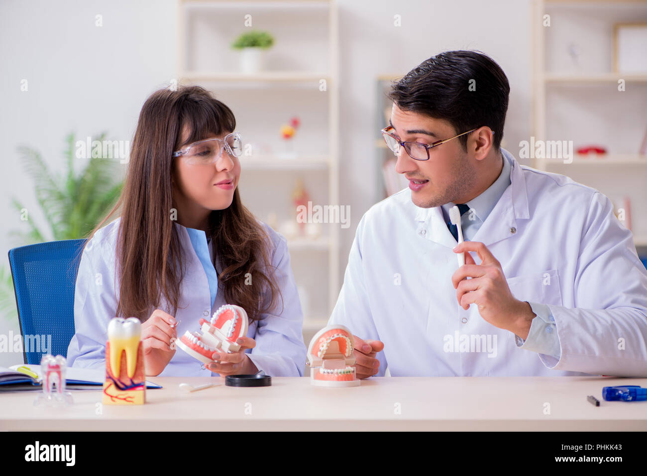 Dentist explaining student tooth structure Stock Photo - Alamy