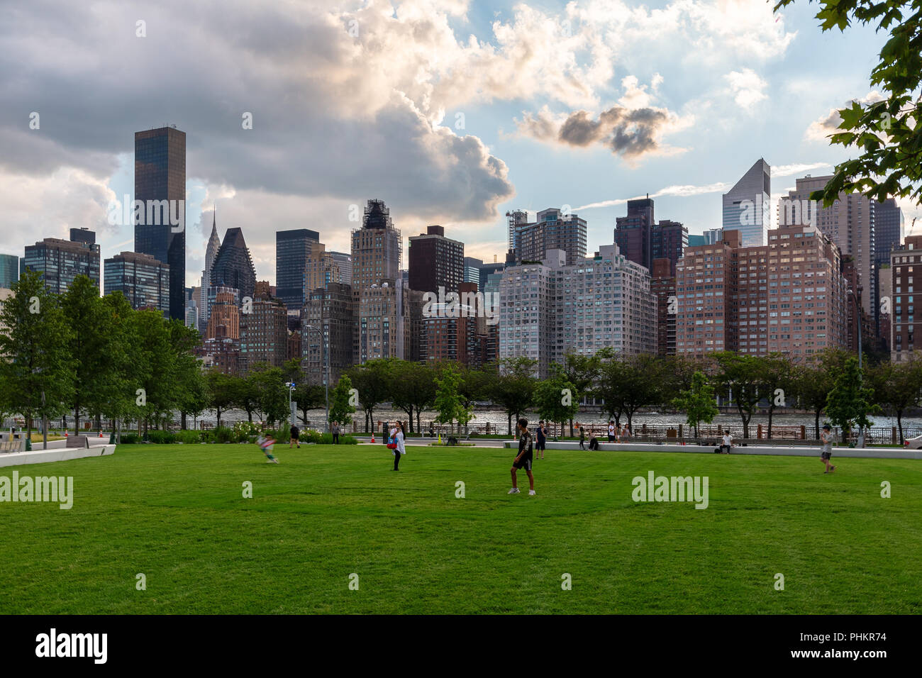 Manhattan apartment buildings vector hi-res stock photography and ...