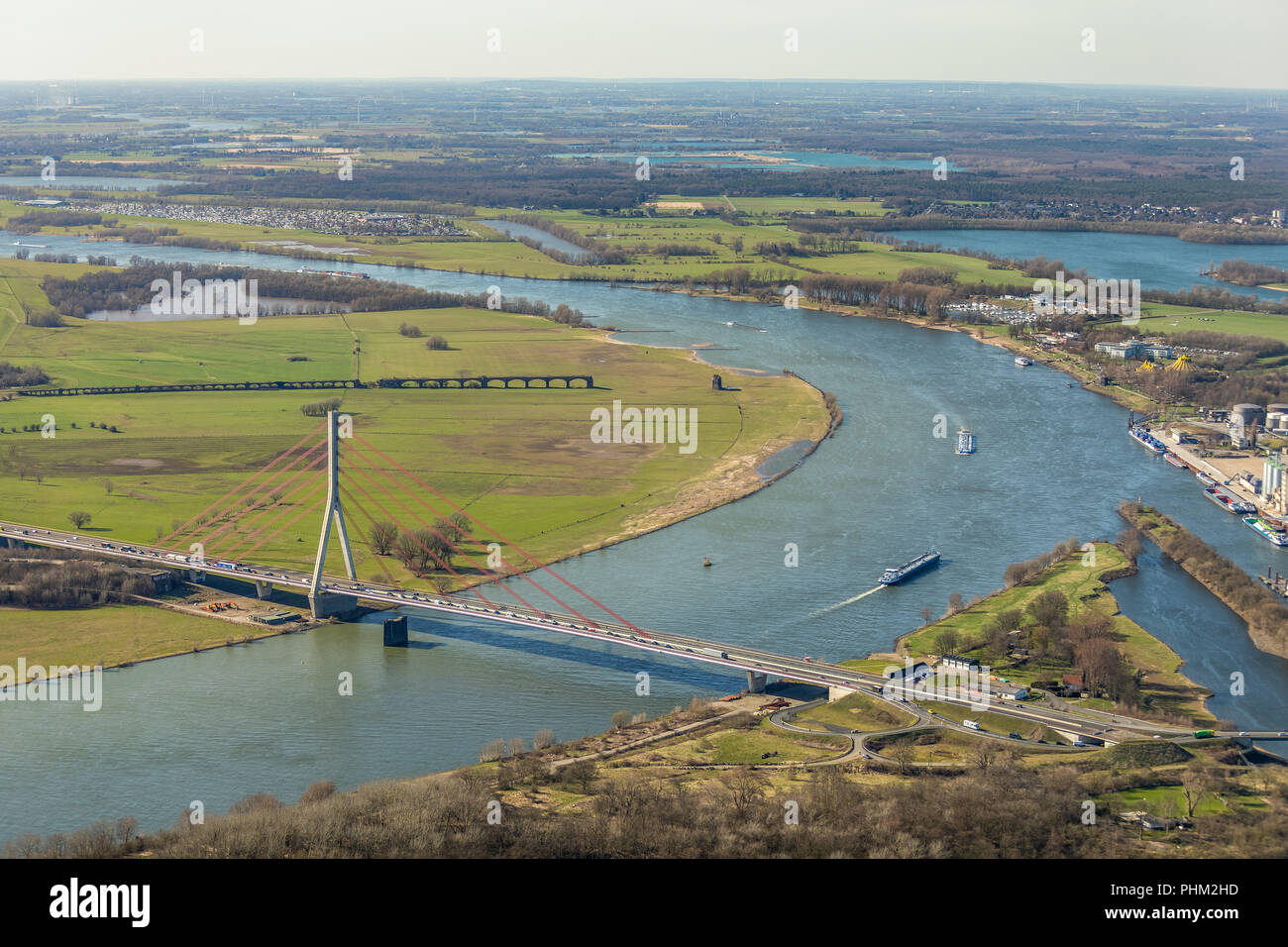 Niederrheinbrucke wesel mit rheinquerung der bundesstrasse b58 hi-res ...