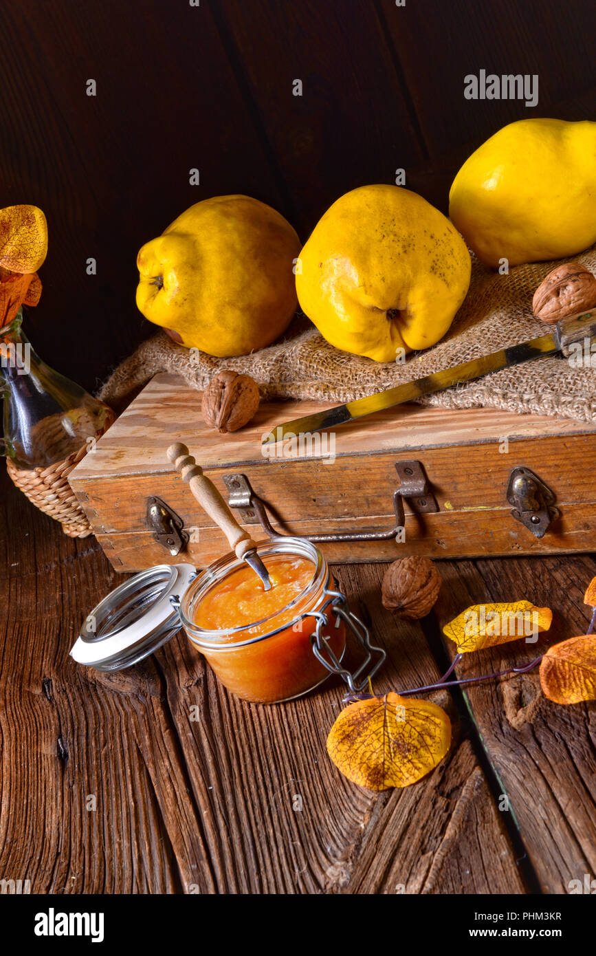 fresh and tasty Quitte (Cydonia oblonga Stock Photo - Alamy
