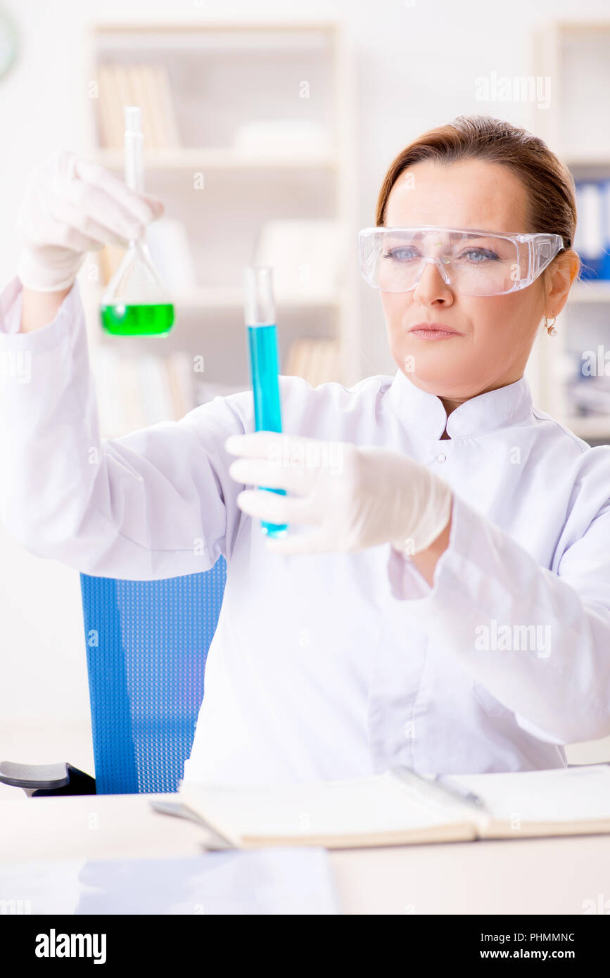 Woman chemist sc hi-res stock photography and images - Alamy