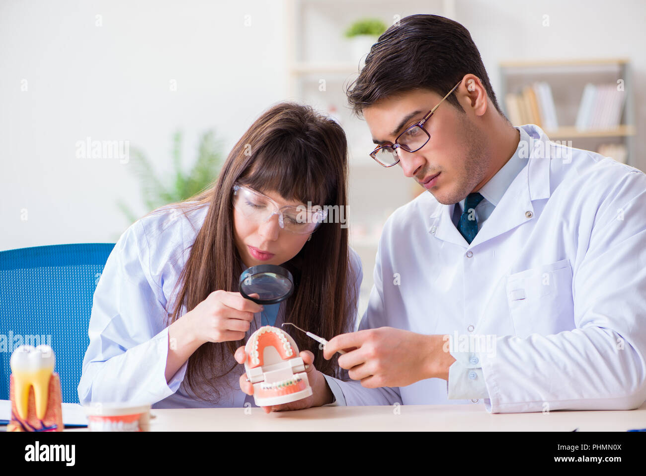 Dentist explaining student tooth structure Stock Photo - Alamy