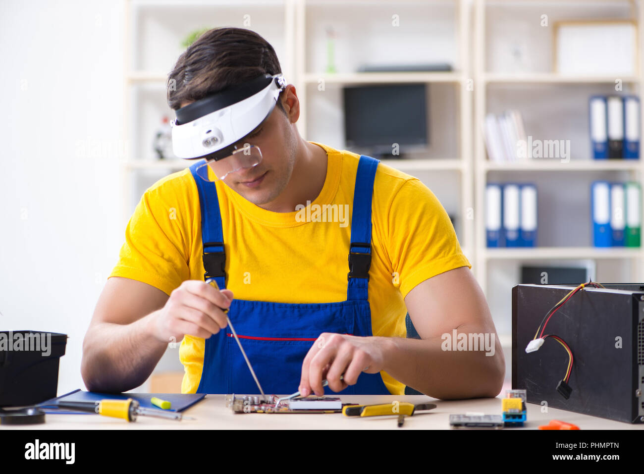 Computer repair technician repairing hardware Stock Photo - Alamy