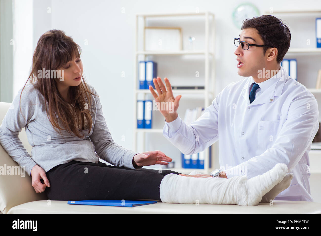 Doctor examining patient with broken leg Stock Photo - Alamy