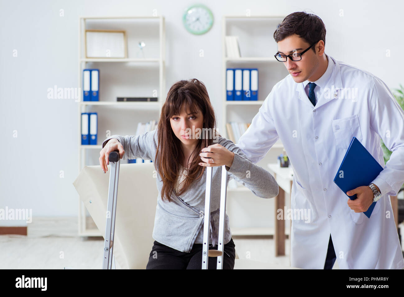 Doctor examining patient with broken leg Stock Photo - Alamy