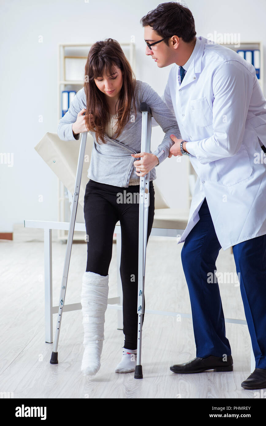 Doctor examining patient with broken leg Stock Photo - Alamy