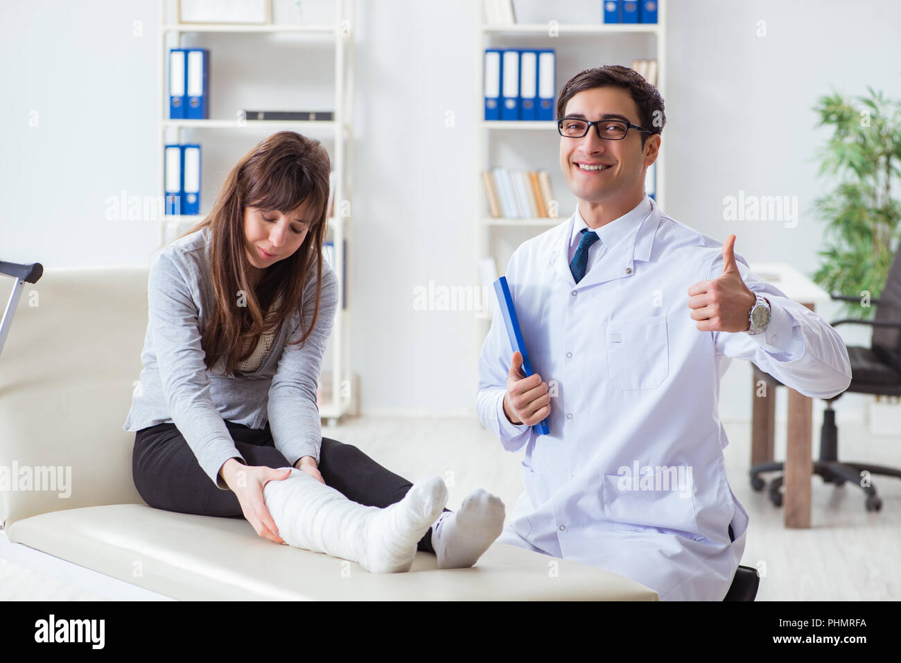 Doctor examining patient with broken leg Stock Photo - Alamy