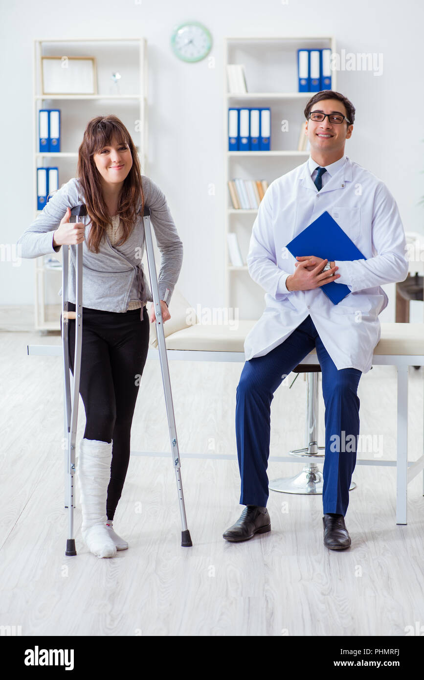 Doctor examining patient with broken leg Stock Photo - Alamy
