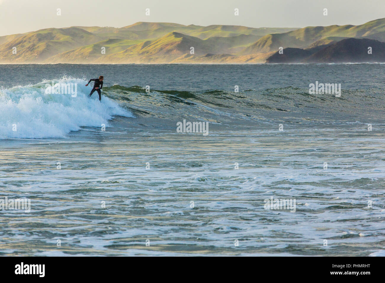 Legendary Raglan Surf Beach - Manu Bay Stock Photo - Alamy