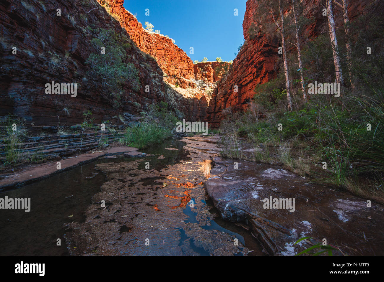 Gorge, Cliffs, Red, riverbed, steep. Karijini National Park, Pilbara ...