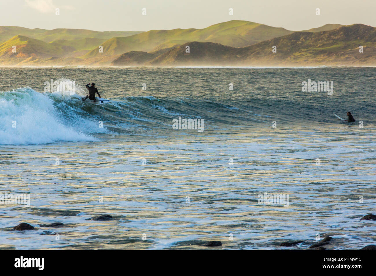 Legendary Raglan Surf Beach - Manu Bay Stock Photo - Alamy