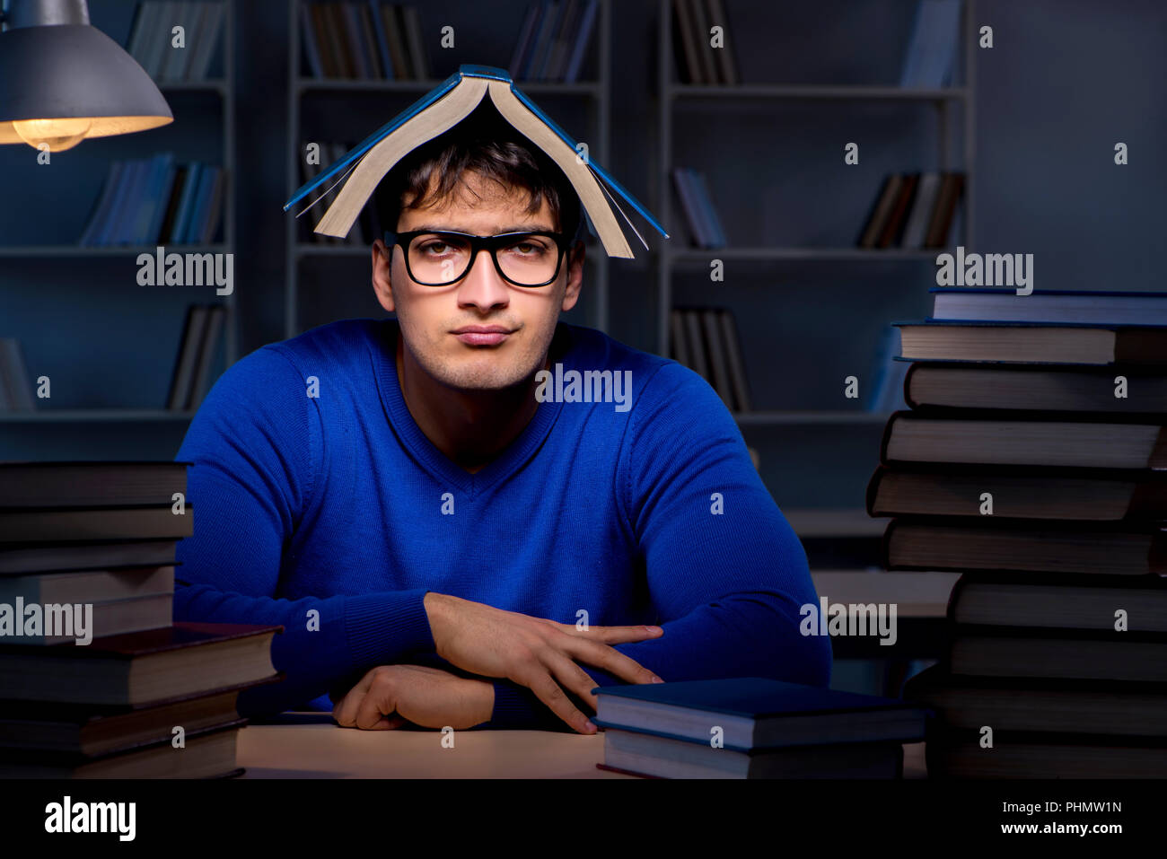 Student working library night hi-res stock photography and images - Alamy