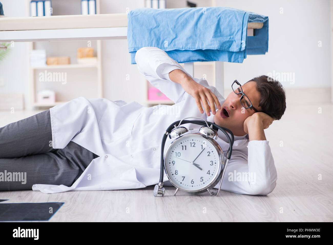 Yawning work tired exhausted shift hi-res stock photography and images ...
