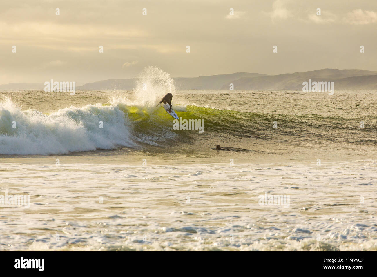 Legendary Raglan Surf Beach - Manu Bay Stock Photo - Alamy