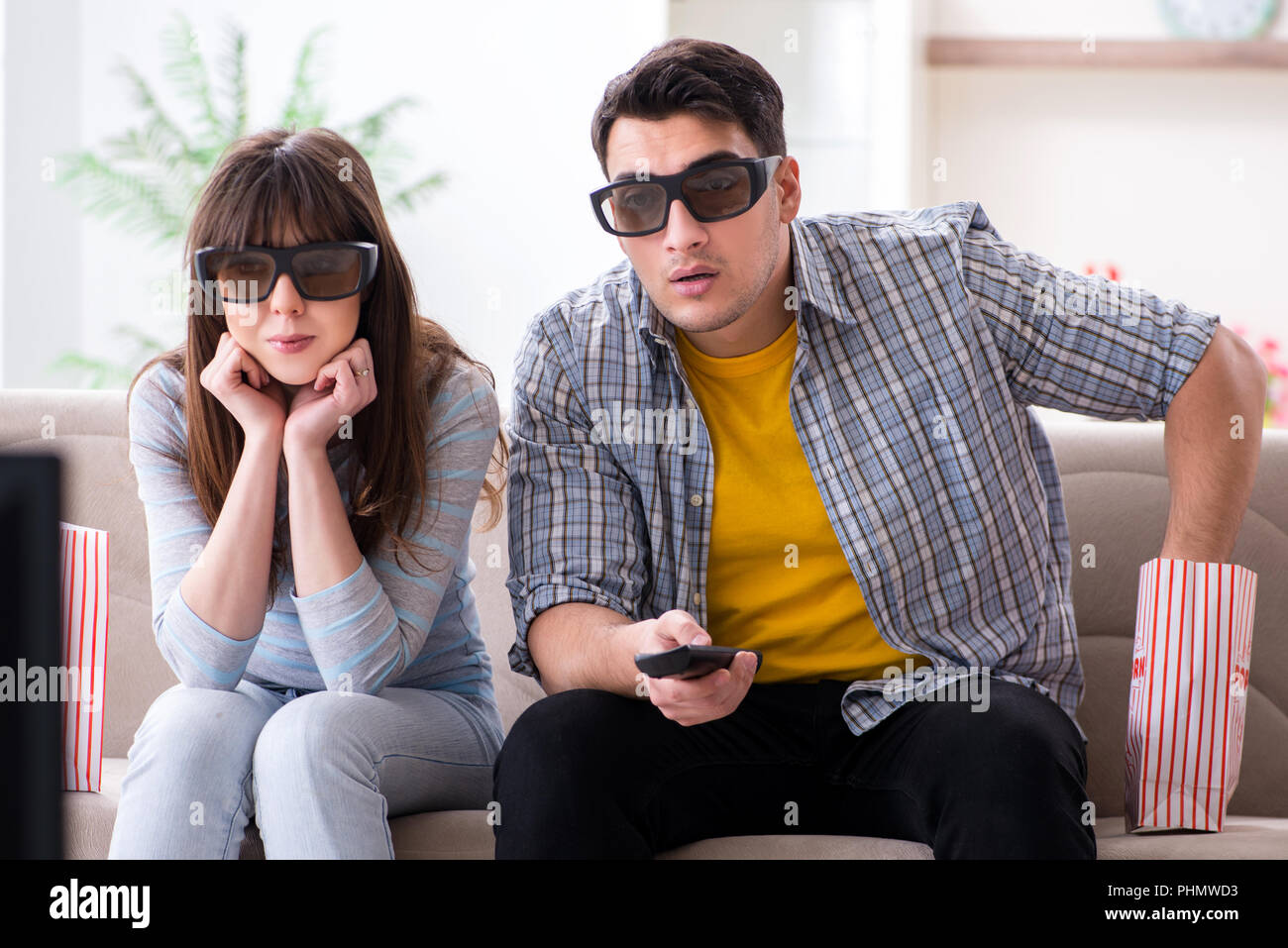 Family watching 3d movie home hi-res stock photography and images - Alamy