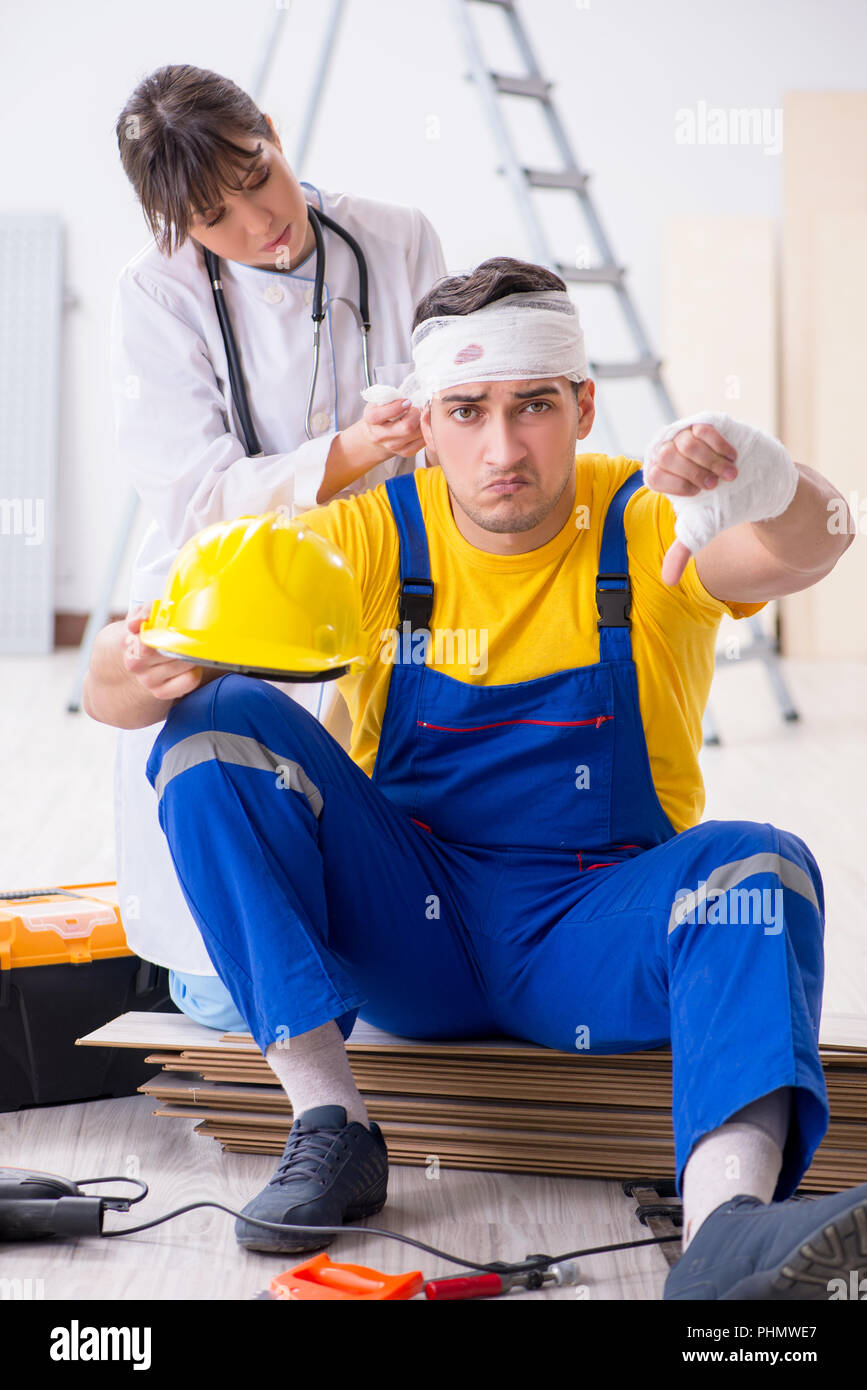 Worker with injured head and doctor Stock Photo - Alamy