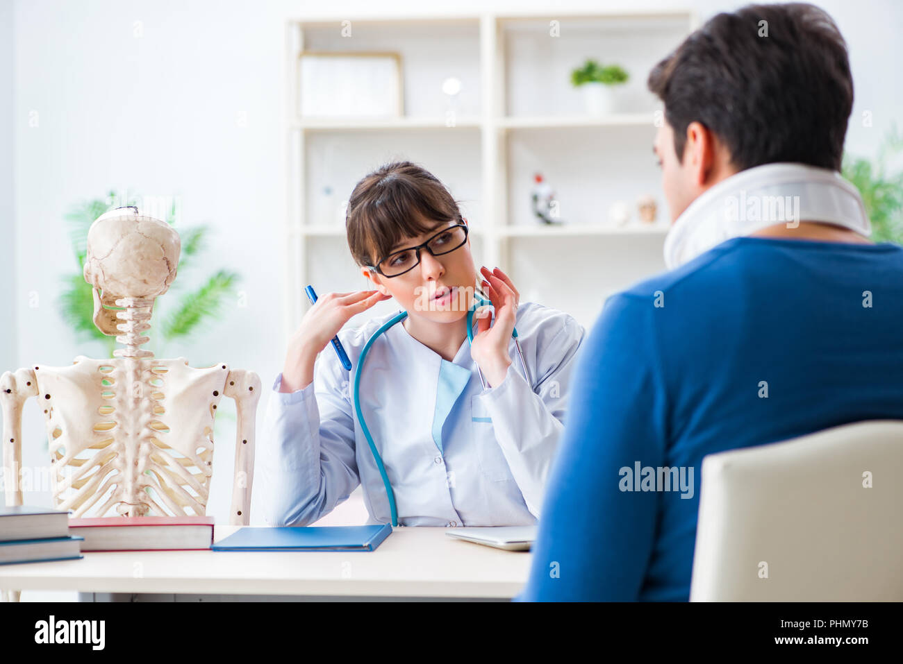 Doctor is explaining to patient with neck injury Stock Photo - Alamy