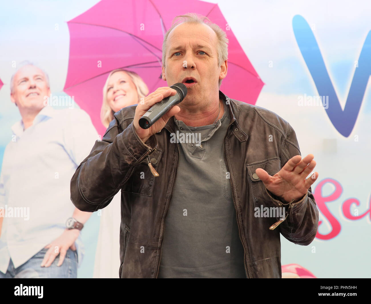 Group singer hi-res stock photography and images - Alamy