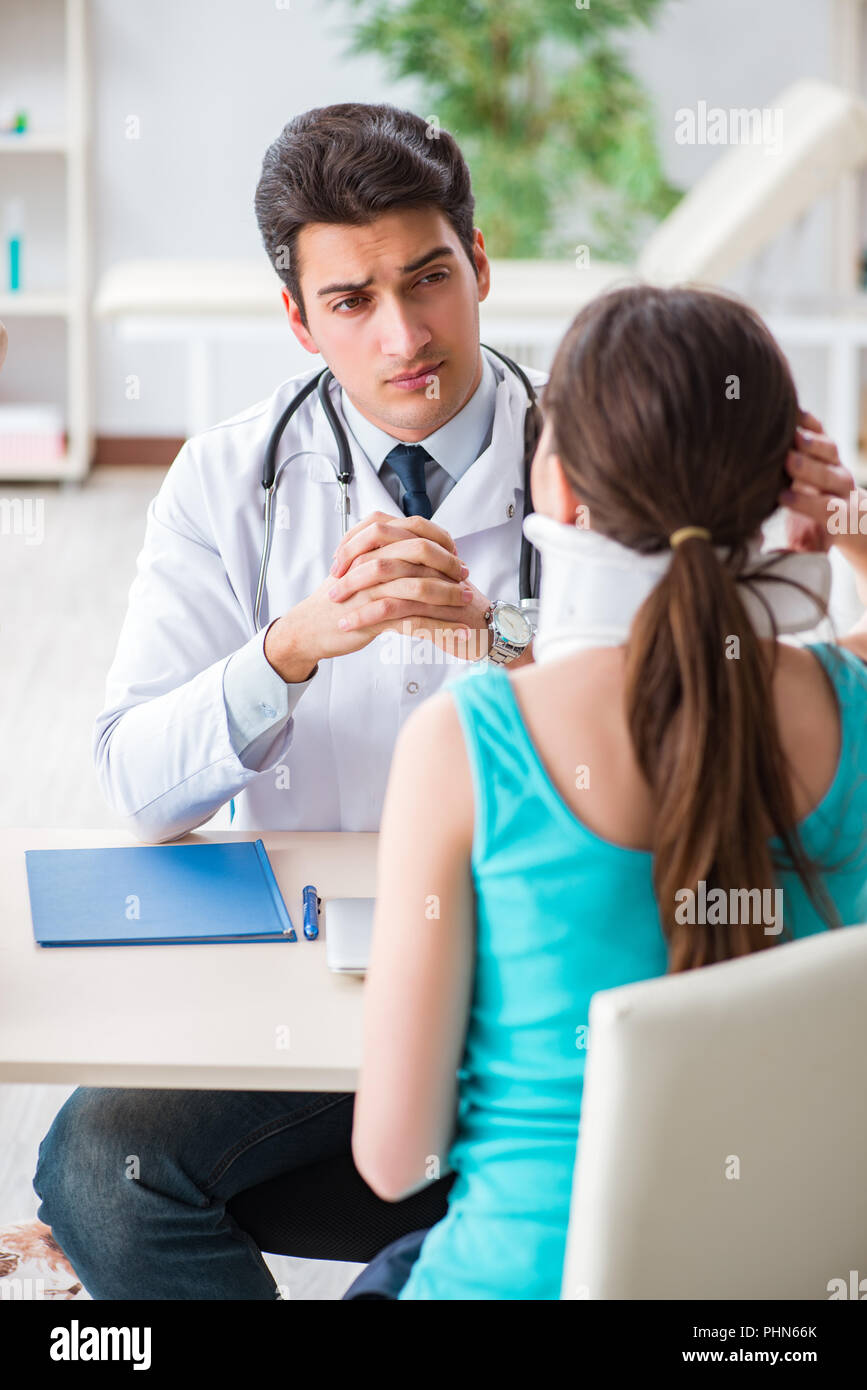 Doctor is explaining to patient with neck injury Stock Photo - Alamy
