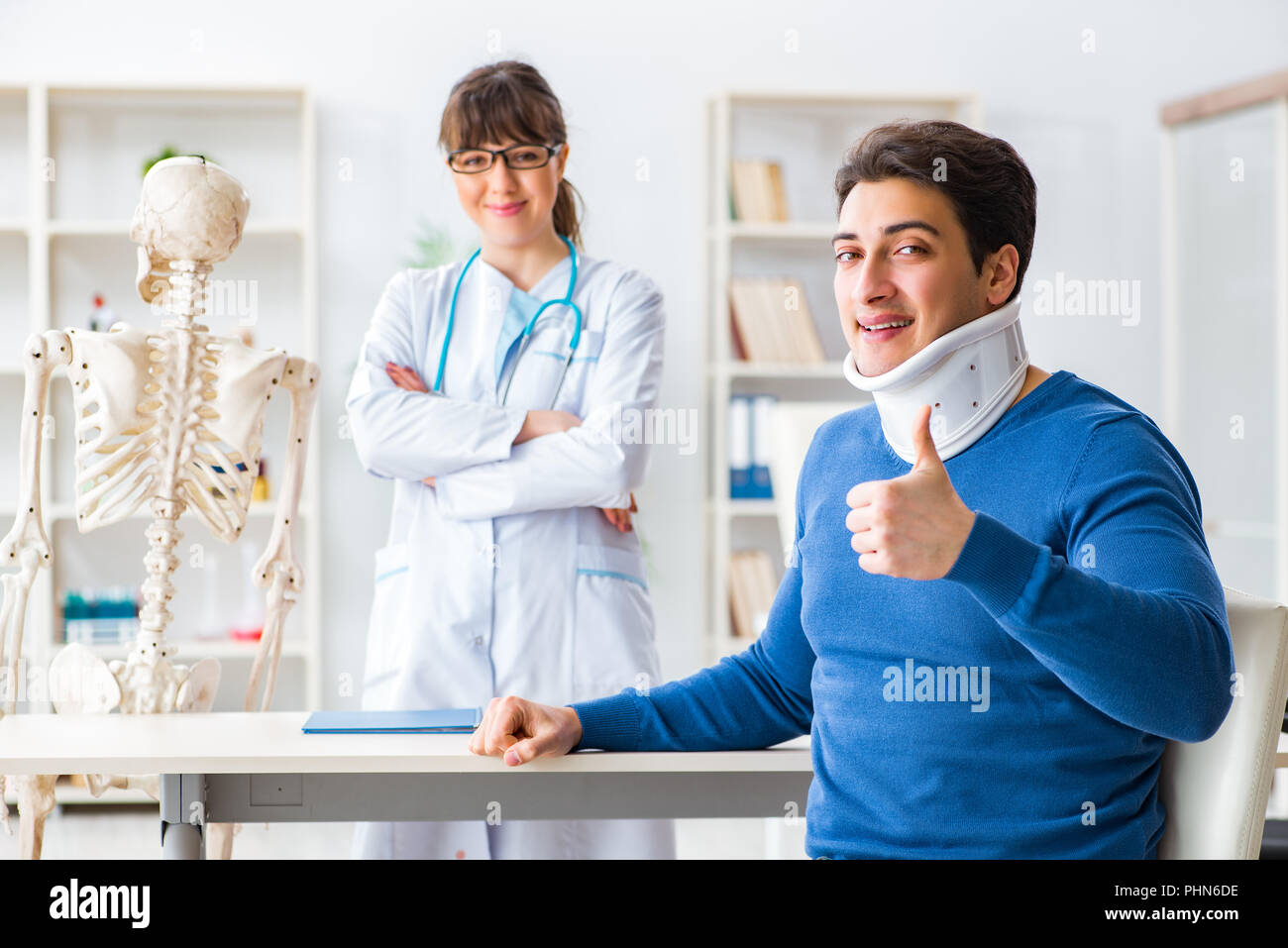 Doctor is explaining to patient with neck injury Stock Photo - Alamy