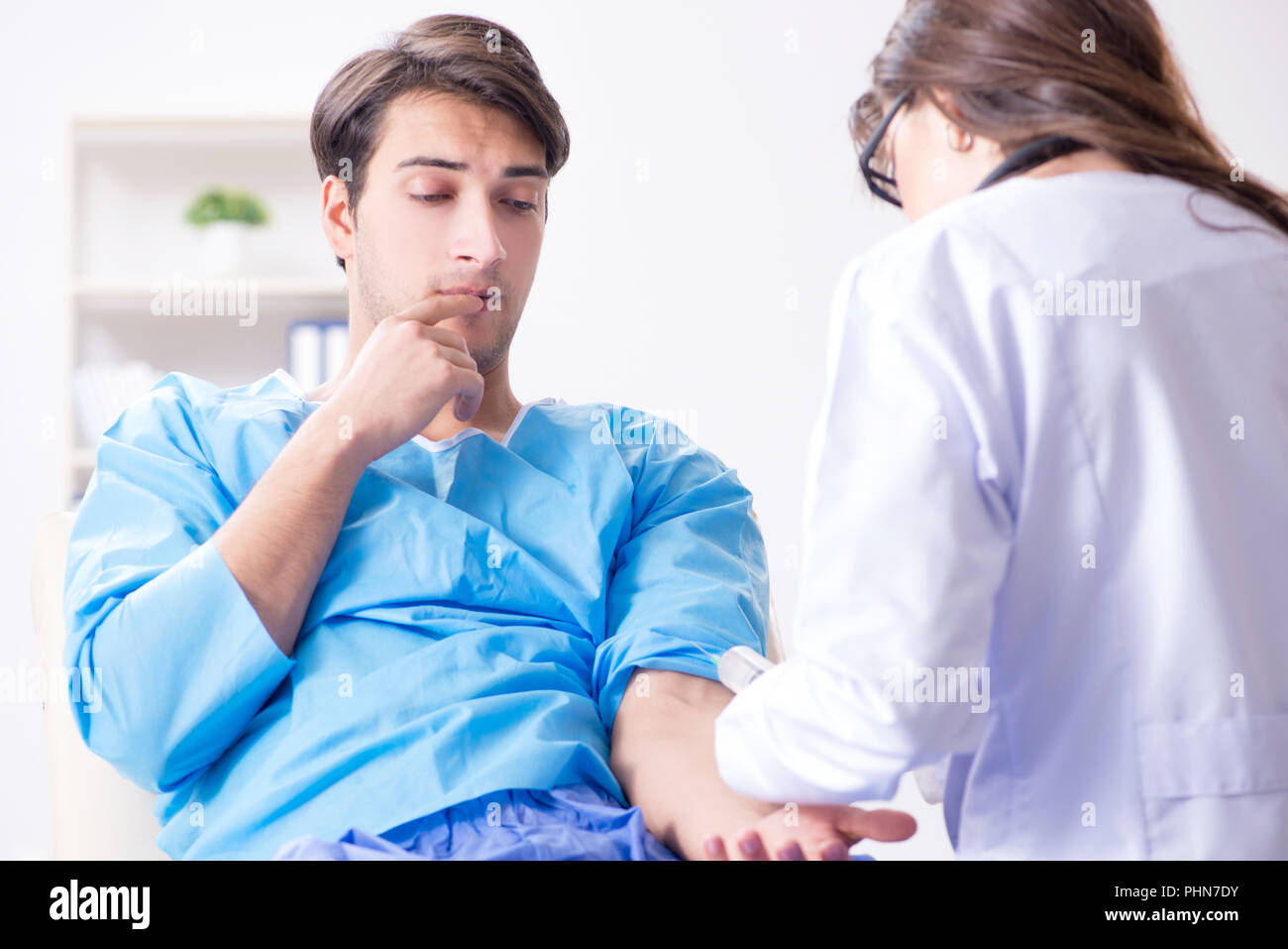 Patient scared of needle hi-res stock photography and images - Alamy