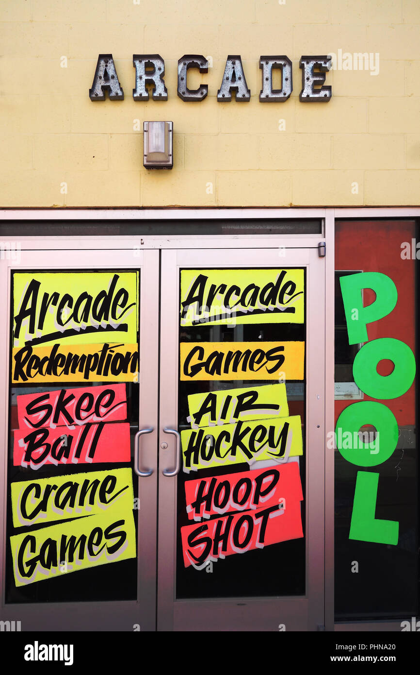 Play arcade sign hi-res stock photography and images - Alamy